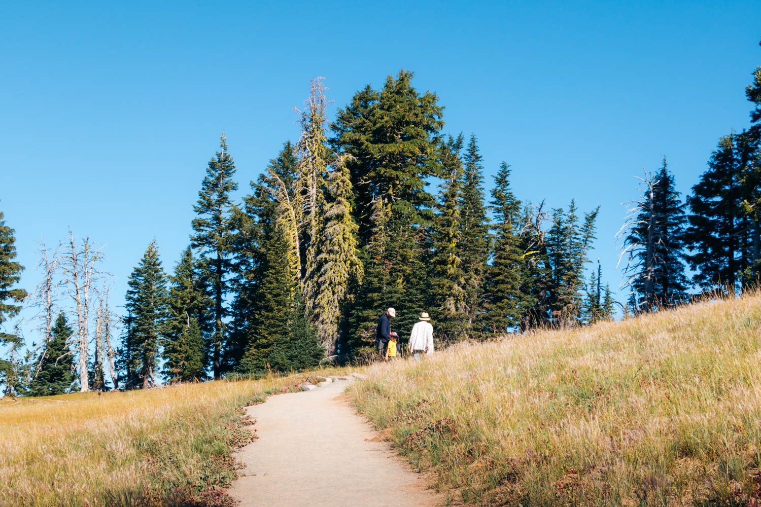Hiking the Sun Notch Trail in Crater Lake National Park, Oregon - Roads ...